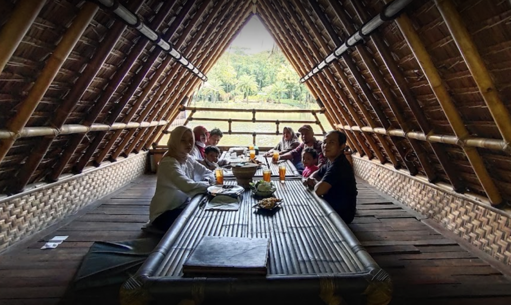 6 Rekomendasi Restoran di Sentul dengan Pemandangan yang Indah - Campa ...